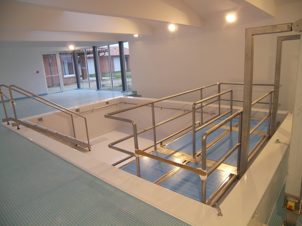 Double walking platform with adjustable height for pool - Reval Group